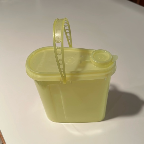 Tupperware | Kitchen | Vintage Tupperware Yellow Pitcher With Handle ...